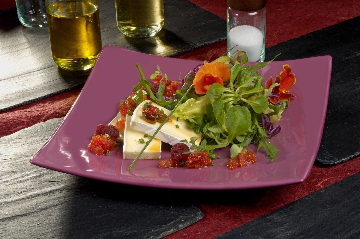 Ensalada De Queso Brie Con Tomate Confitado Y Vinagreta De Miel Gurmé